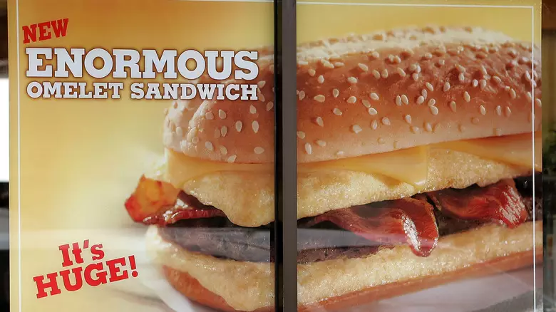 Posteri i sanduiçit me omële të madhe Burger King në dritare