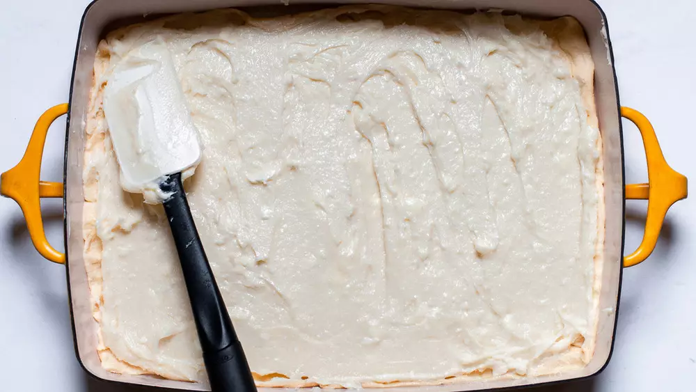 garniture de gâteau au fromage étalée sur la croûte