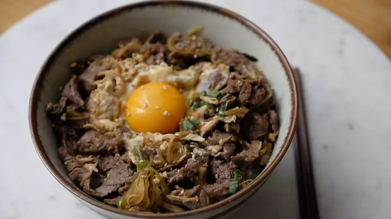 Uma tigela de Donburi de carne