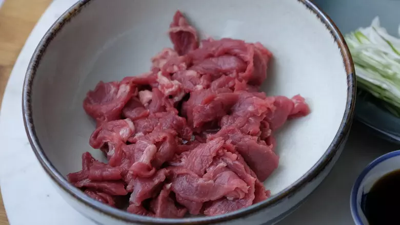 Dilimlangan sirloin biftek