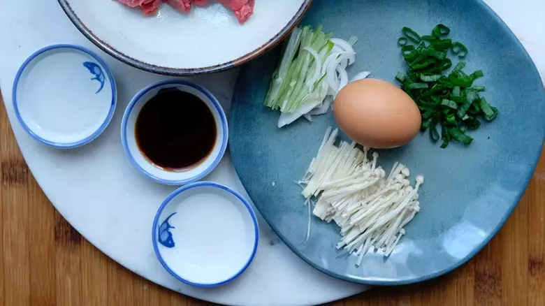 Vários tipos de ingredientes colocados em tigelas e pratos