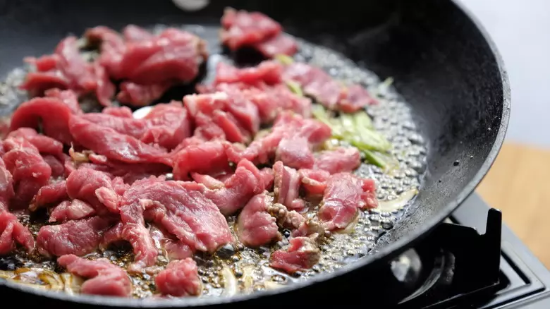 Cozinhar a carne em uma panela