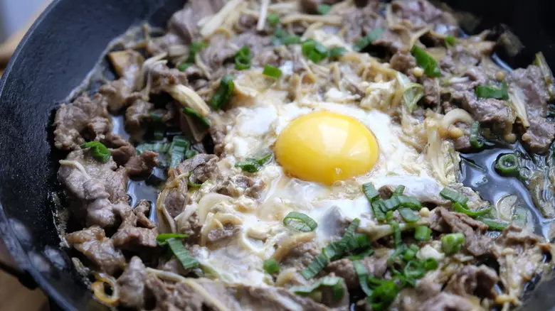 Donburi daging sapi dan telur