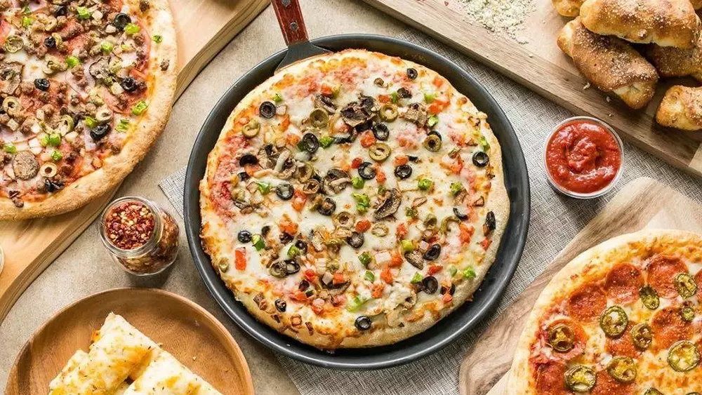 Susunan menu Pizza Encik Gatti di atas meja