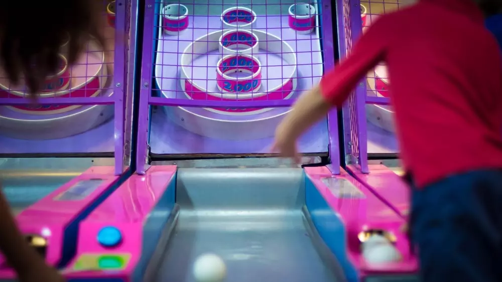 เด็ก ๆ เล่น Skeeball ในเกมอาร์เคด