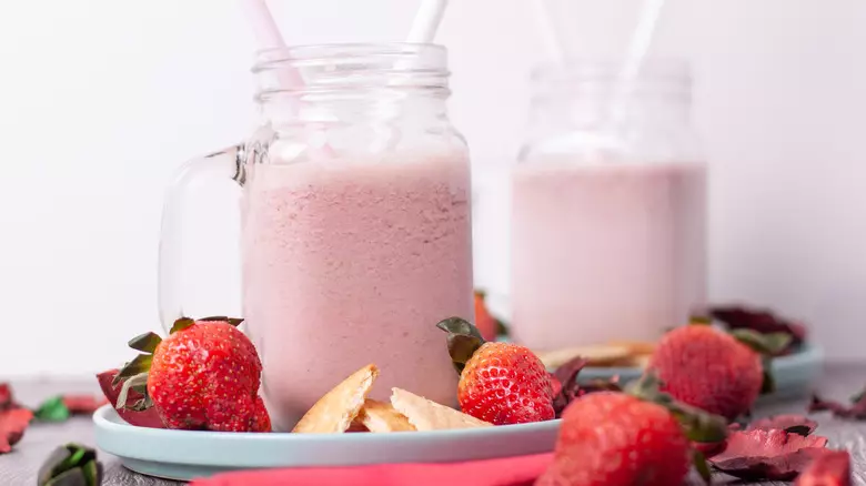 Batido de fresa con fresas enteras y galletas al lado