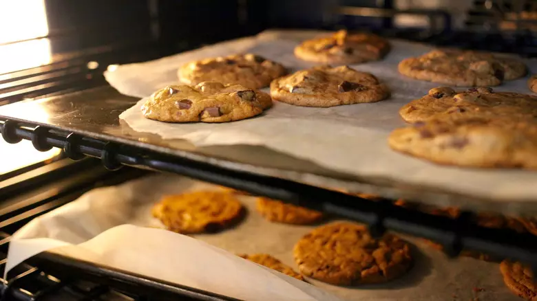 due teglie di biscotti in forno