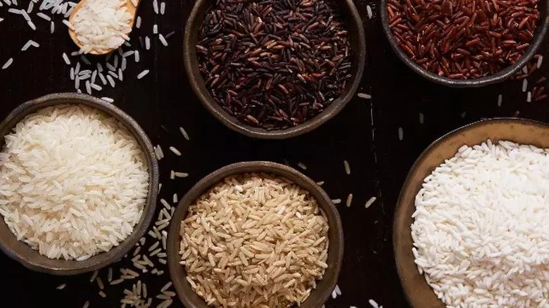 Diferentes tipos de arroz en tazones pequeños