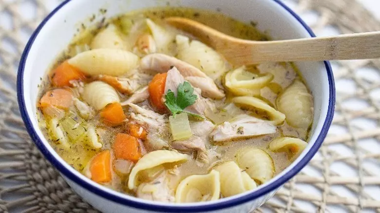 Sopa de pollastre/pasta al bol