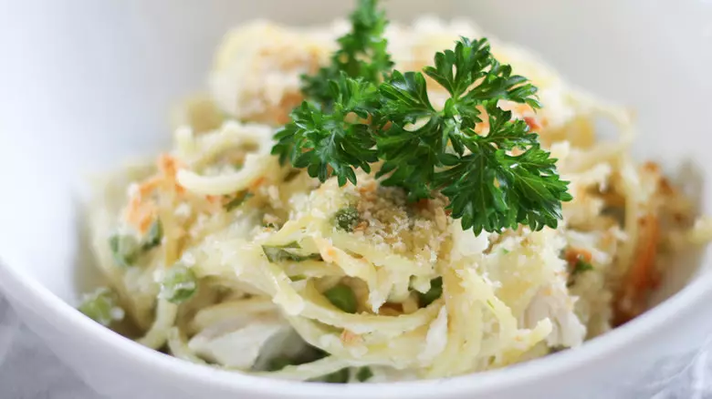 Tọki ati spaghetti pẹlu parsley