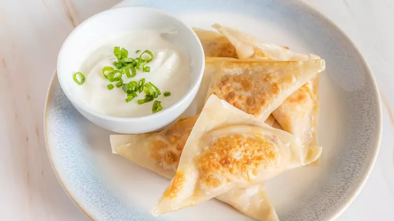 Pierogi pẹlu ekan ipara