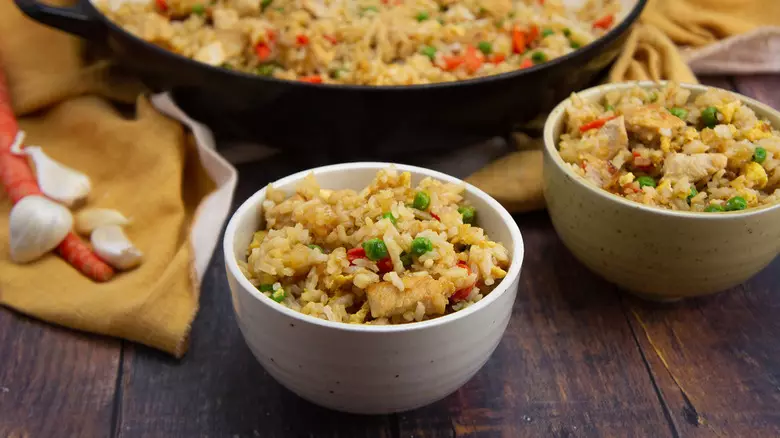 Arroz frito en cuencos blancos