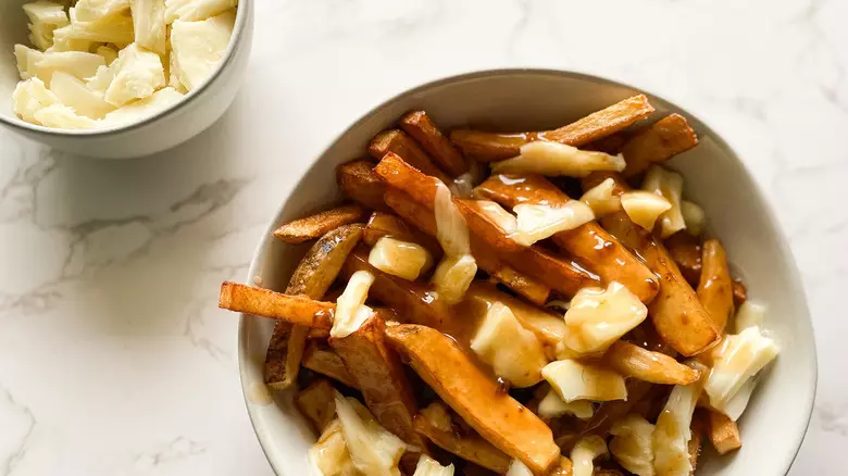 Batata frita com molho e queijo