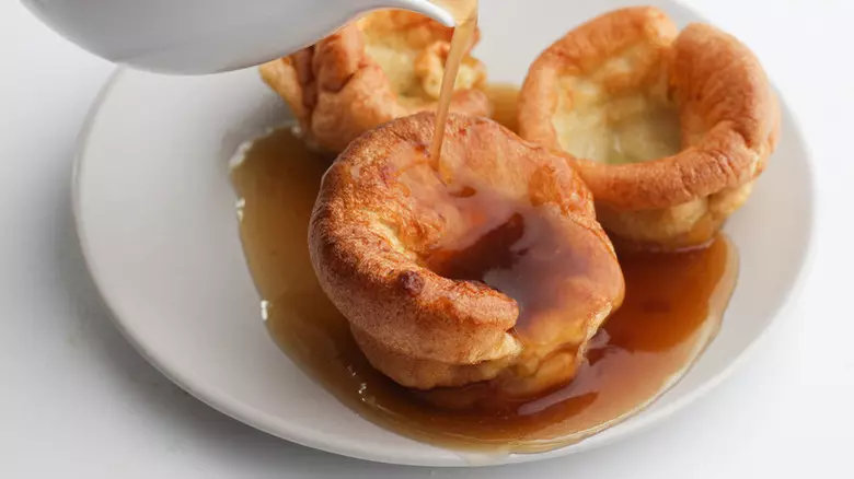 Puding Yorkshire individu dengan saus