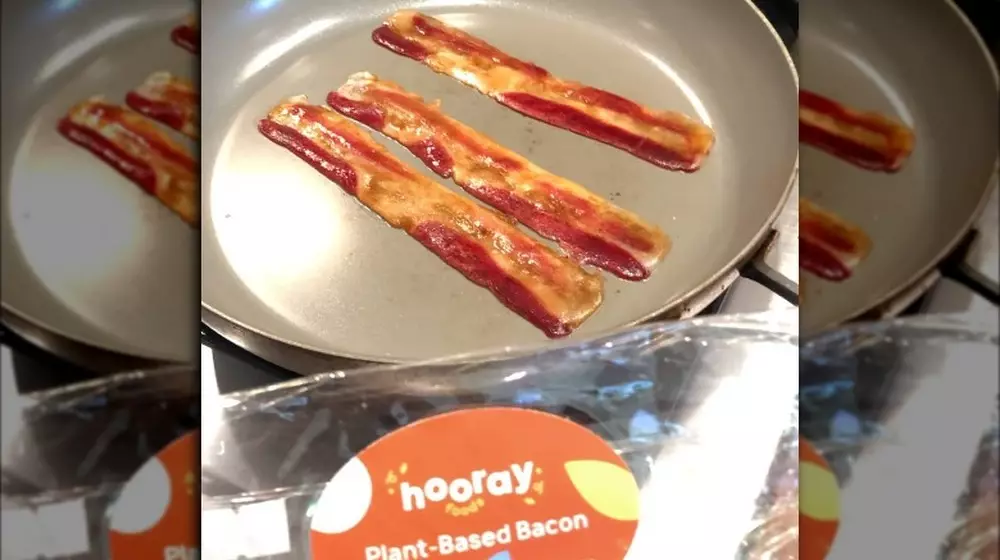 Hooray bacon ໃນແຊ່ frying ກັບຊຸດ / ປ້າຍ