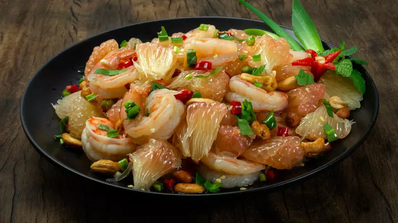 salade ya pomelo hamwe na shrimp mubikombe byirabura