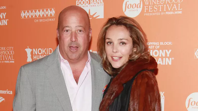 Andrew Zimmern dan bekas isteri Rishia bergambar di acara Food Bank