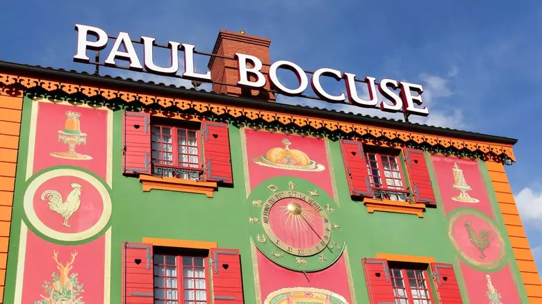 Bahagian luar restoran Paul Bocuse di Perancis