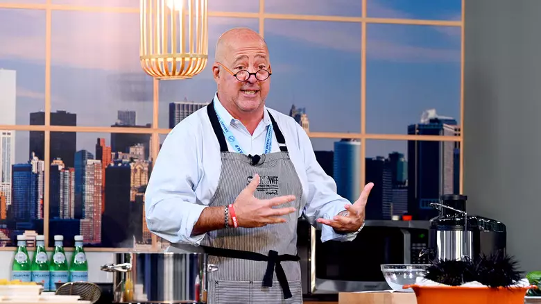 Andrew Zimmern di belakang sebuah pulau dapur membuat gerakan tangan