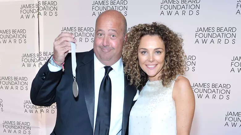 Andrew Zimmern memegang pingat di atas permaidani Anugerah Yayasan James Beard