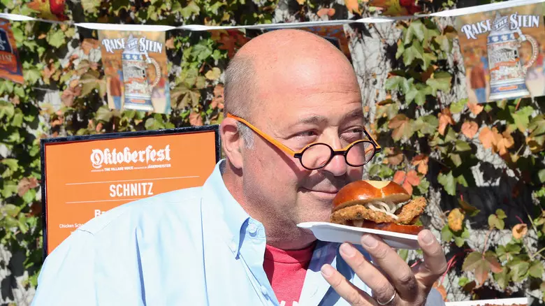 Andrew Zimmern menghidu sepinggan makanan