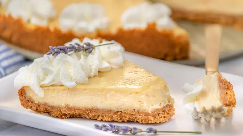 Slice ng cheesecake na nilagyan ng sprig ng lavender