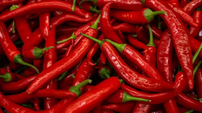 Red peppers stacked on ib leeg