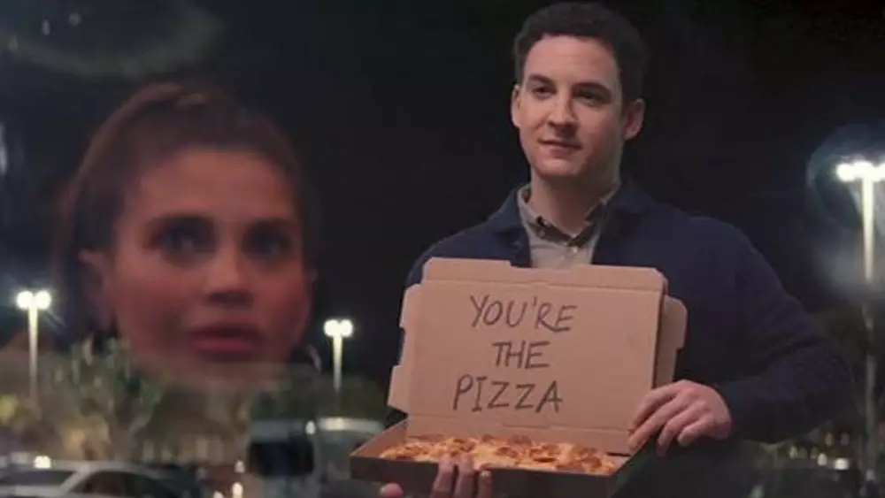 Ben Savage nga nagkupot sa kahon sa pizza nga adunay nota