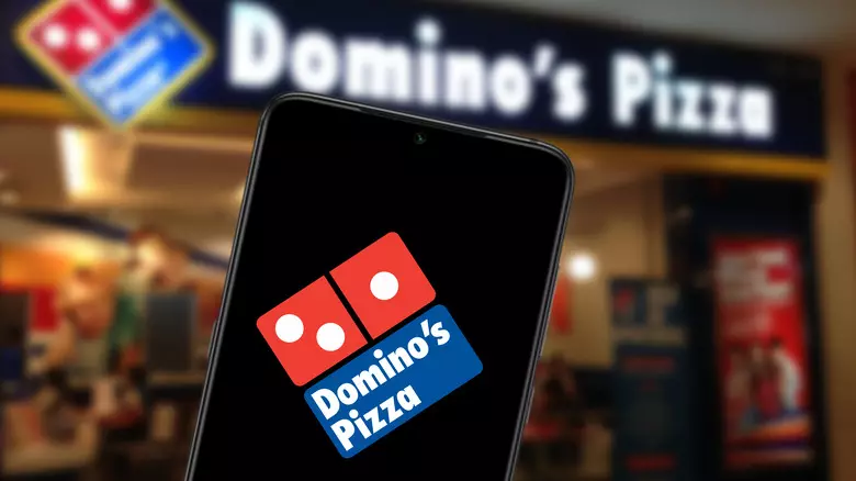 Мобильное приложение Domino's Pizza с магазином на заднем плане