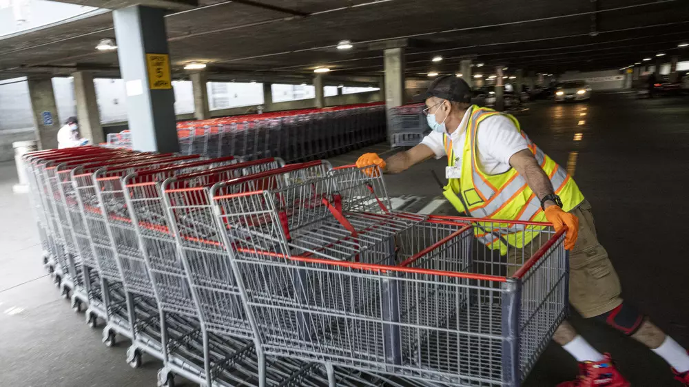 Costco arbetare som skjuter vagnar