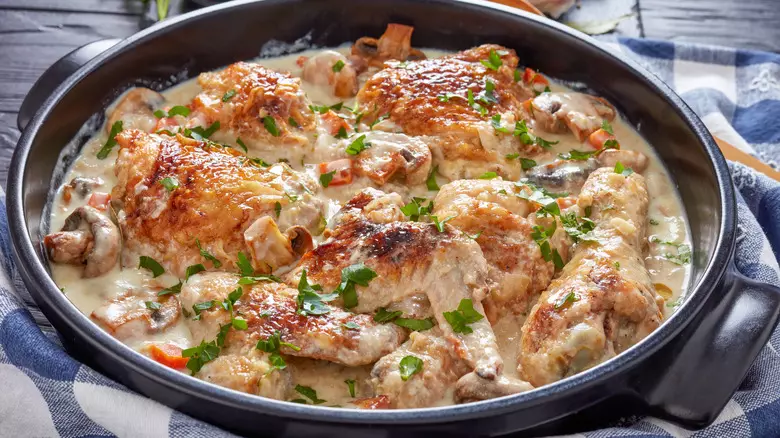 Fricassea di pollo in padella di ghisa