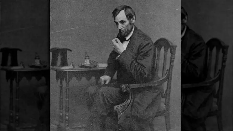 Abraham Lincoln ka foto e ntšo le e tšoeu