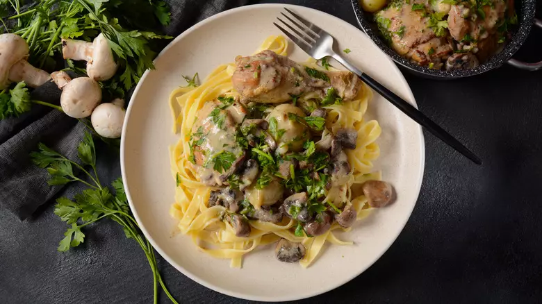 Fricassea di pollo sulla pasta