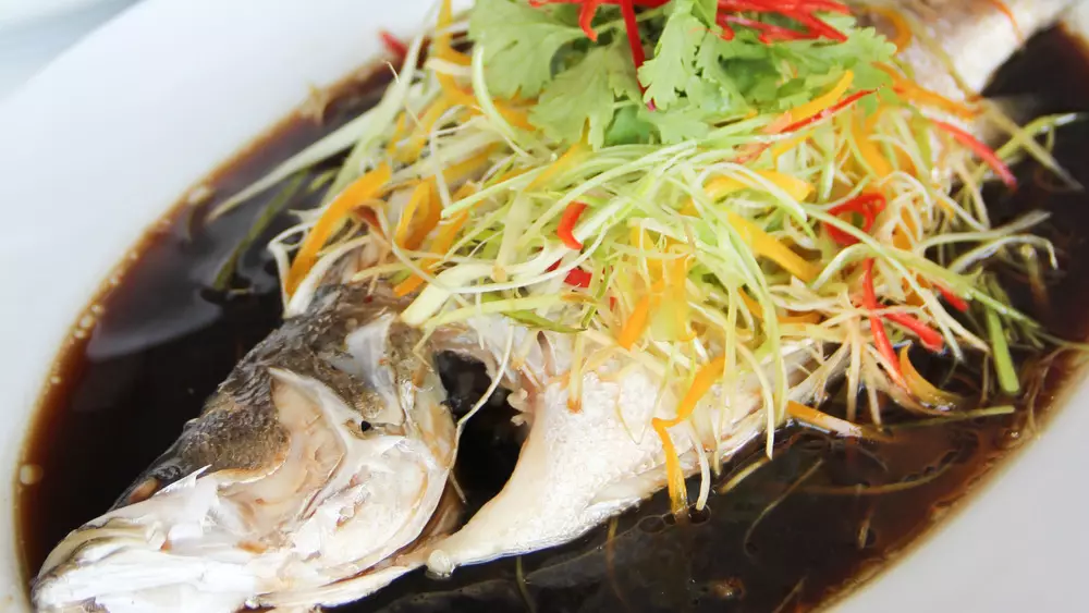 Peixe inteiro cozido no vapor à moda chinesa