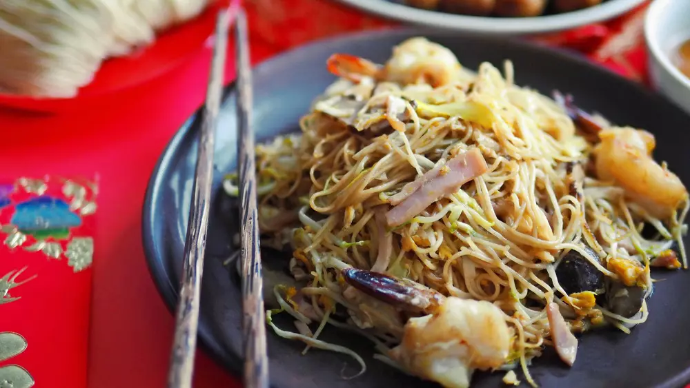 Longevity noodles bilang bahagi ng Lunar New Year meal