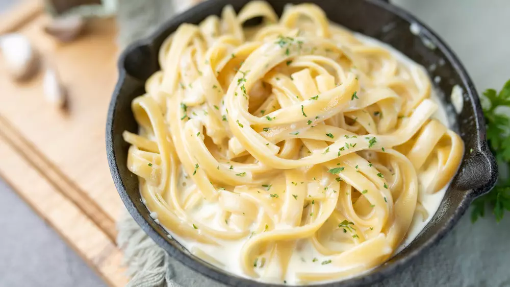 Kreemjas fettuccine Alfredo eine pannil