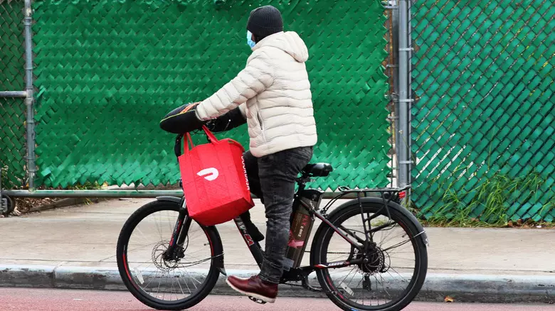 DoorDash Liwwerung Persoun um Vëlo