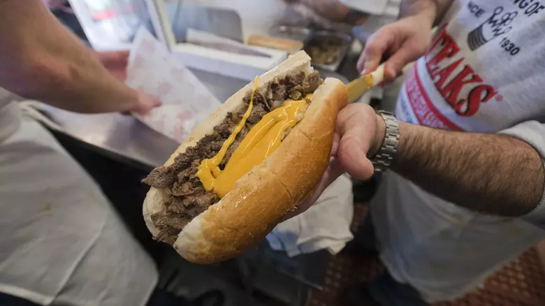 Pats Philly cheesesteak oo leh wiis