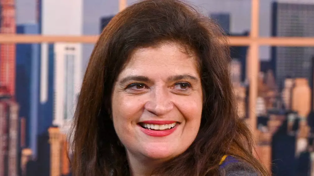 Alex Guarnaschelli uśmiecha się