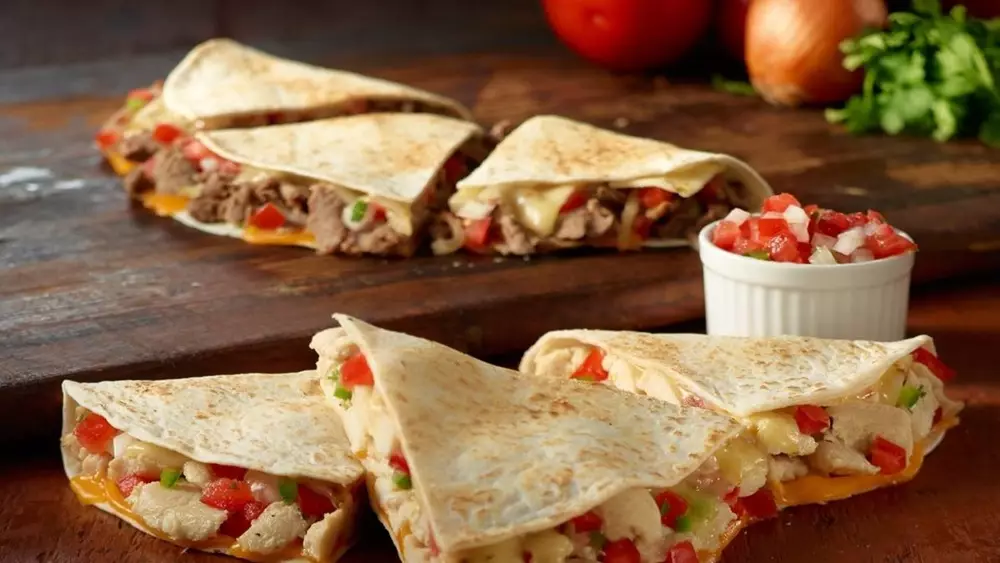 Wawa quesadillas på en træoverflade med frisk salsa