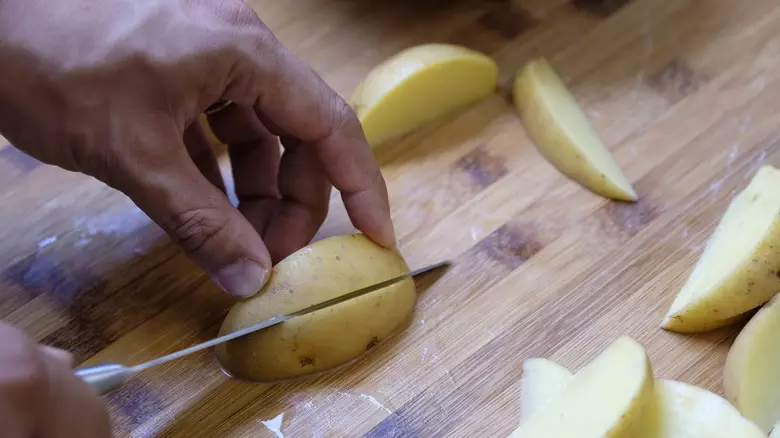 Aardappelen snijden met een koksmes