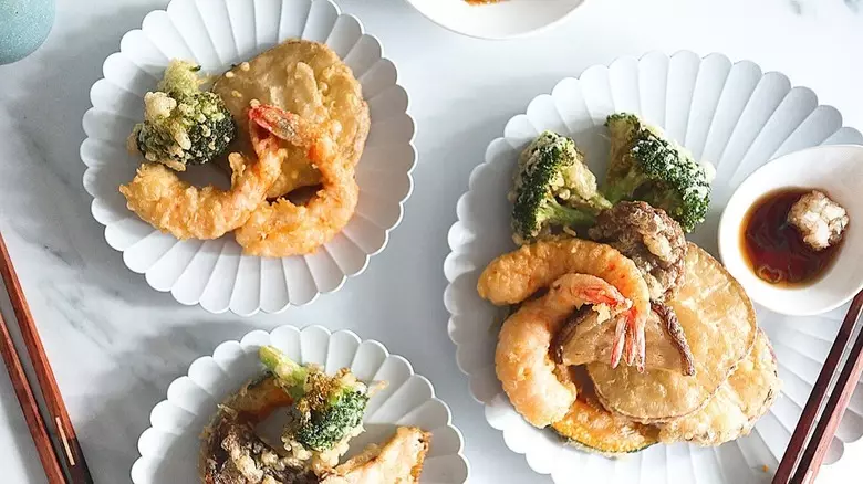 បង្គា tempura និង broccoli