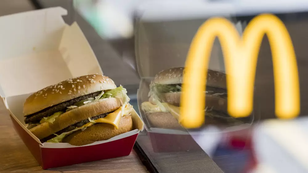 McDonald's Big Mac di qutiyek li ber pencereyê de