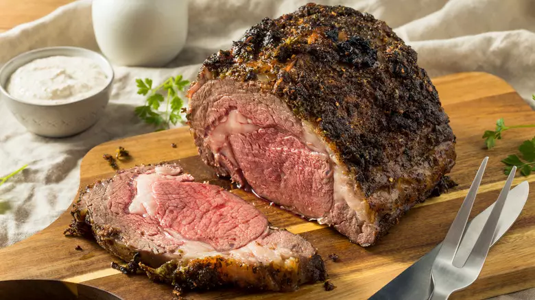 Prime rib steikt á fati