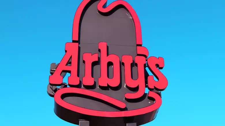 Arbys skilt med blå himmel