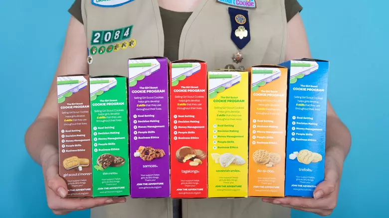 Girl Scout holder fargerike bokser med informasjonskapsler
