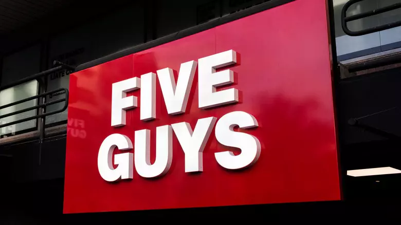 Sinal de restaurante Five Guys em Madrid, Espanha