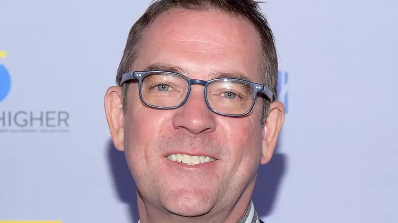 Ted Allen ag caitheamh geansaí Purdue dubh