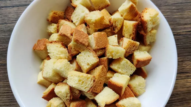 Croutons ເຮັດດ້ວຍເຂົ້າຈີ່