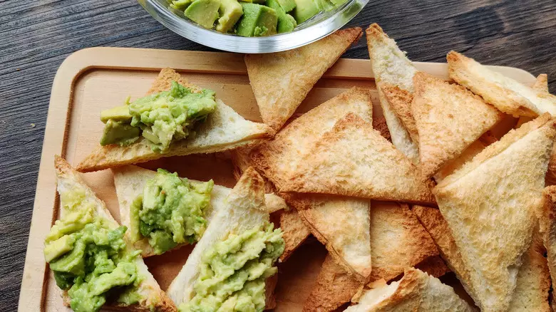 Roti bakar Melba dengan avokado